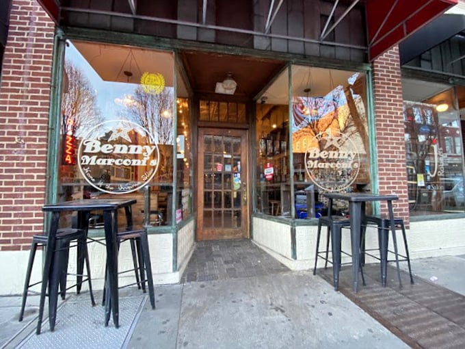 Those weathered brick walls have witnessed countless "How am I supposed to eat a slice THIS big?" moments.