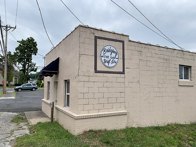 That circular sign promises a full-circle experience: donations become treasures, purchases become community support.