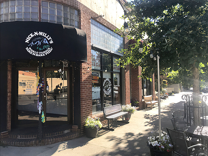 Brick, glass blocks, and pizza aromas&mdash;the holy trinity of "you should definitely eat here" signals.