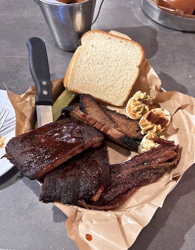 A barbecue plate that makes you want to cancel your afternoon plans. When meat this good is served, your only responsibility is to give it your full attention.