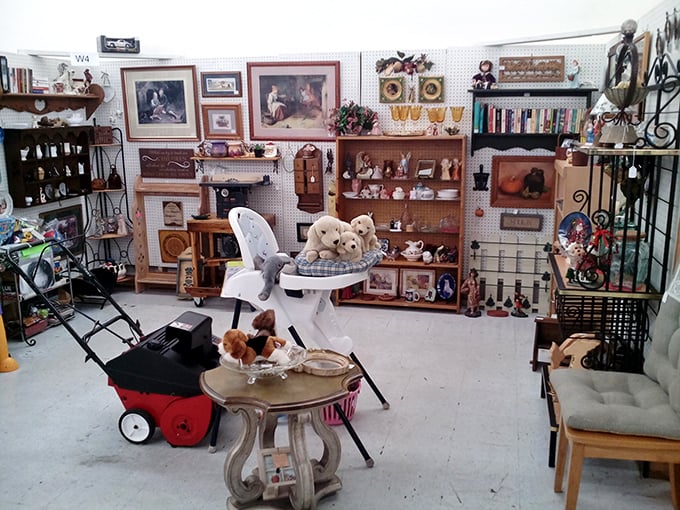 A perfectly curated booth where teddy bears hold court over vintage frames and knickknacks. Marie Kondo would have a panic attack.