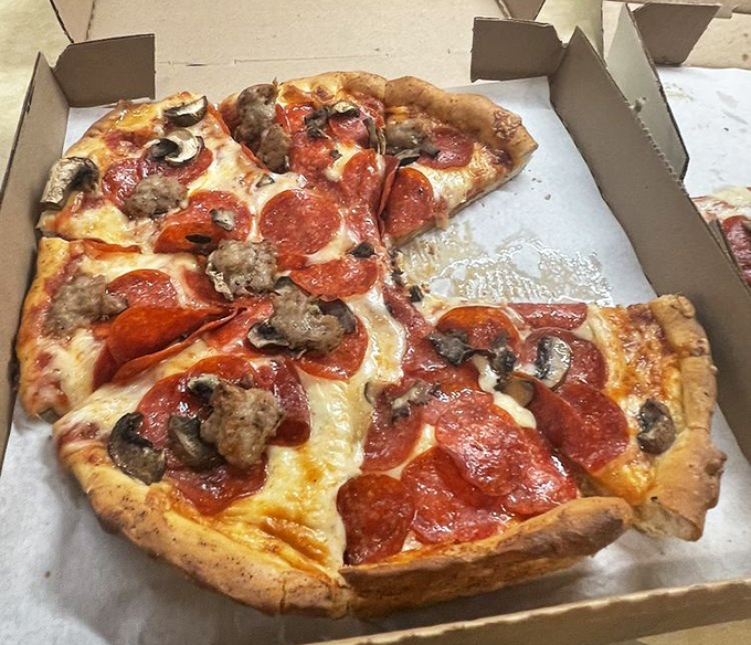 The takeout box can barely contain the glory &ndash; pepperoni and mushroom pizza that makes delivery chains weep with inadequacy.