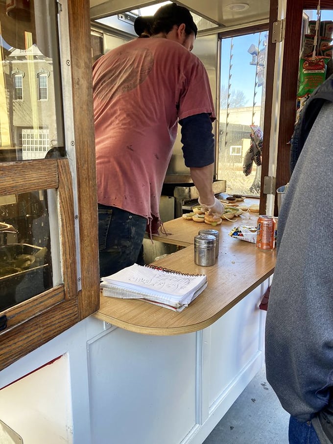 The art of burger-making happens right before your eyes, a culinary performance that's been running continuously since Woodrow Wilson was president. 