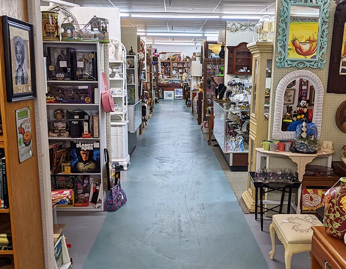 Every booth tells a different story, with carefully arranged treasures creating a visual feast. Marie Kondo would have a panic attack, but I'm absolutely delighted.