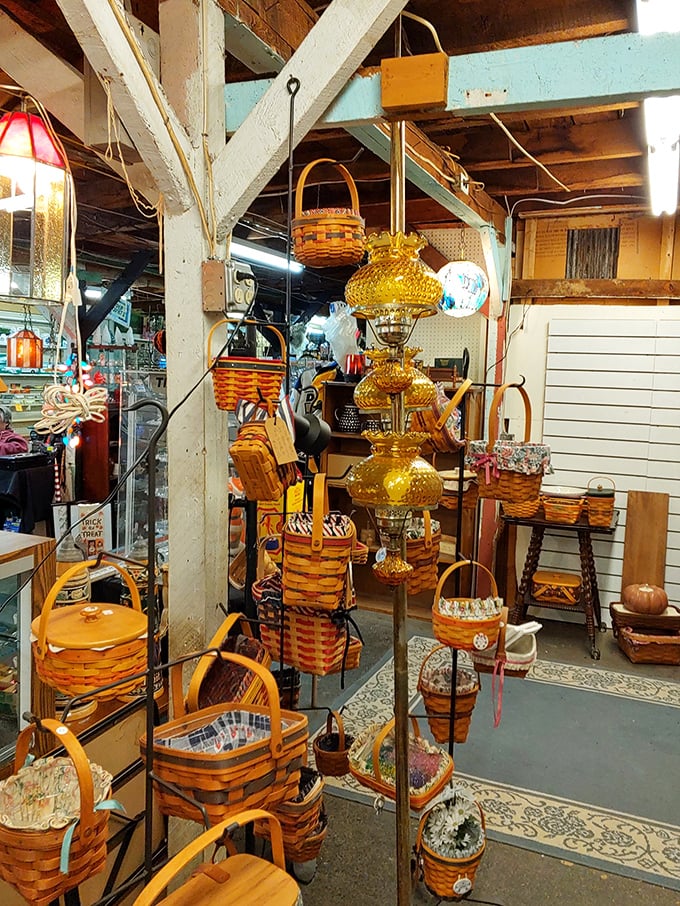 Longaberger basket heaven! The ultimate collection that would make any Midwest mom from the 1990s absolutely lose her mind.