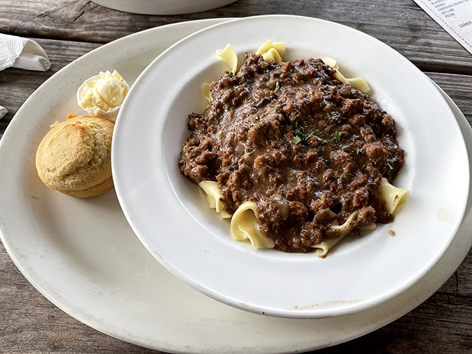 Spaghetti with meat sauce might seem simple, but paired with that buttery garlic toast, it becomes the kind of comfort that inspired Italian grandmothers everywhere.