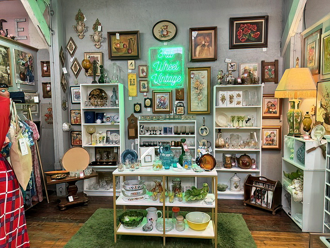 A perfectly curated booth where even the neon sign glows with nostalgia. The past never looked so organized.