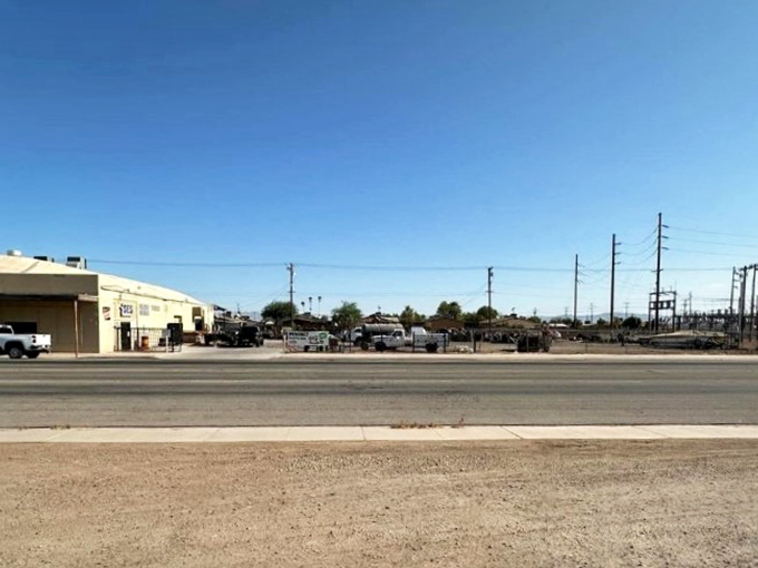 Calipatria's wide-open desert landscape offers breathing room for both your lungs and your retirement budget. Space to stretch out!