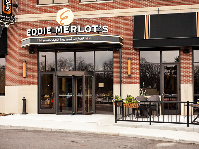 Eddie Merlot's modern brick fa&ccedil;ade brings upscale steak dining to Bloomfield Hills with understated elegance.