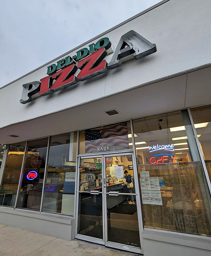 Del-Dio's bold sign has been calling to Orlando pizza lovers longer than Mickey's been in town&mdash;and with good reason!