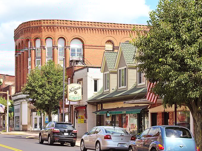 That corner building has probably witnessed more town gossip, first dates, and business deals than any reality show could capture.