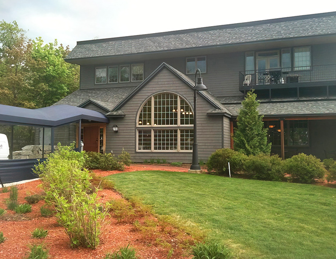 Manicured lawns lead to marvelous meals at this contemporary steakhouse. The building's clean lines hint at the precision awaiting on your plate.