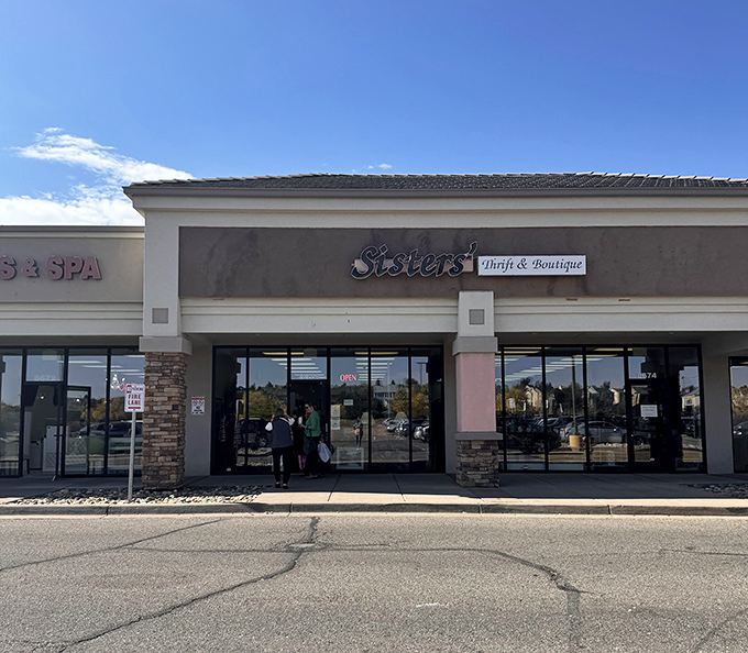 The pink-accented Sisters sign welcomes bargain hunters with style. It's like a fashionable friend waving you over to share a secret! 