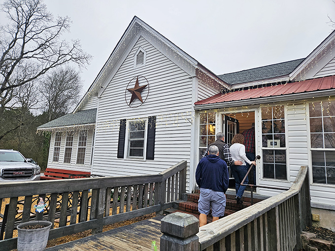 That star on the building isn't just decoration&mdash;it's a preview of your meal's rating. Five stars, naturally!