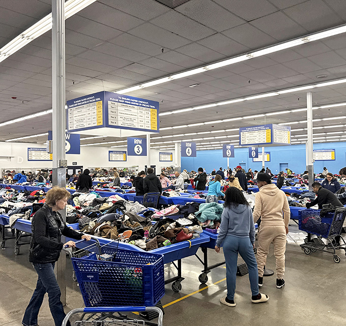 The weekend crowd performs the careful dance of the determined treasure hunter&mdash;eyes scanning, hands sorting, carts at the ready.