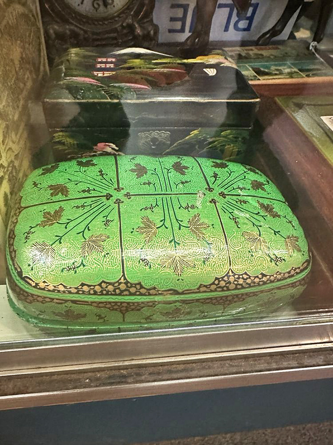 This vibrant green jewelry box with gold leaf details practically shouts "Roaring Twenties"&mdash;just imagine the flapper accessories it once protected!