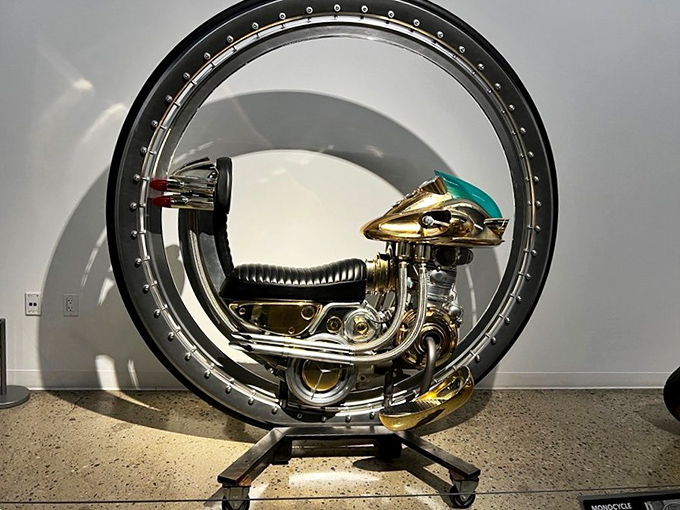 Part motorcycle, part sci-fi fantasy&mdash;this monowheel looks like something Doctor Who would ride to save the universe.