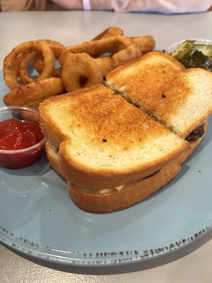 A proper patty melt should glisten with promise. This one practically winks at you from the plate, saying "diet starts tomorrow."