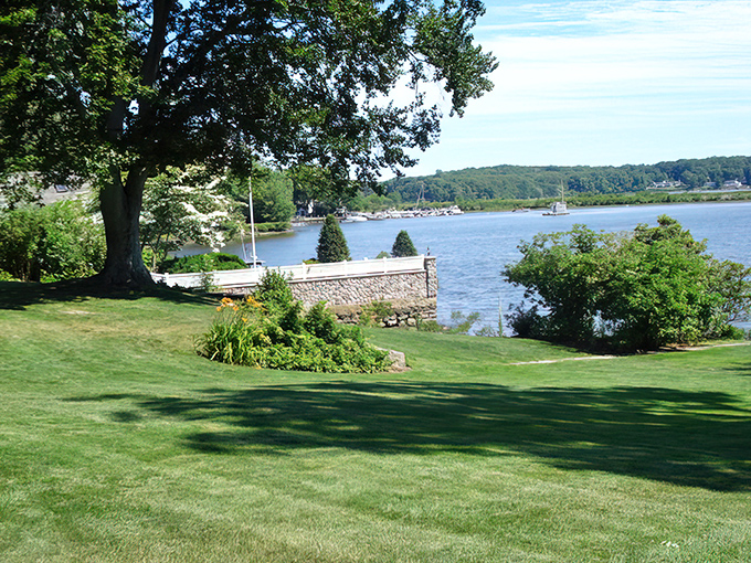 Waterfront lawns that make you want to immediately plan a picnic, complete with checkered blanket and that bottle of wine you've been saving.