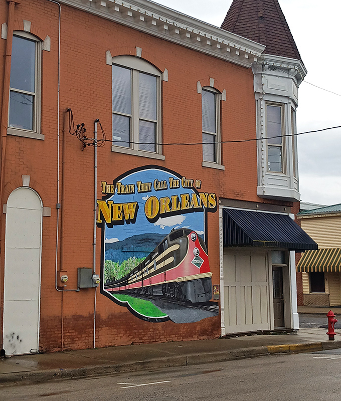 The Raggedy Ann & Andy mural celebrates Arcola's connection to these iconic dolls that comforted generations before Elmo was even a concept.