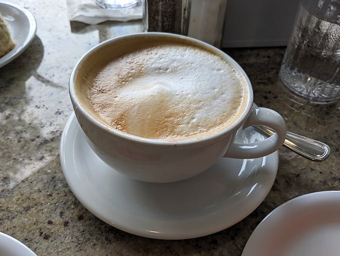 A cappuccino with foam so perfect it could teach architecture classes. The ideal companion for pastry contemplation.