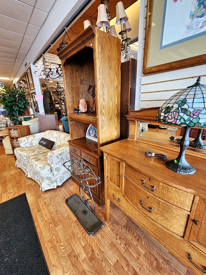 Solid oak furniture with character you can't buy new. That Tiffany-style lamp would cost a fortune elsewhere but here? A absolute steal.