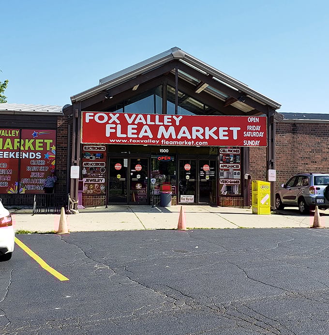 Fox Valley's welcoming entrance promises weekend adventures for bargain hunters of all experience levels.