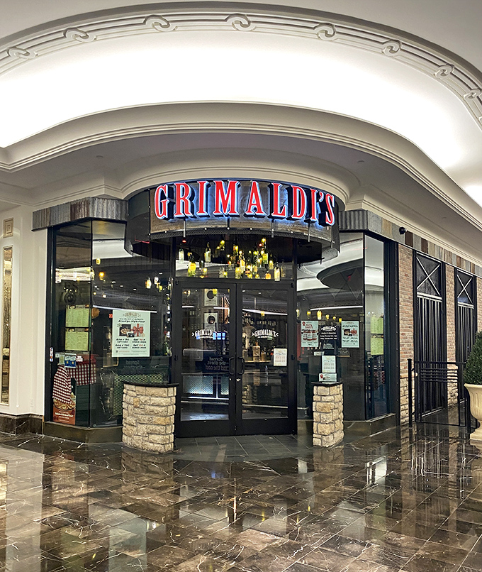 Grimaldi's gleaming entrance looks like a pizza palace&mdash;and the royal treatment continues with every bite.