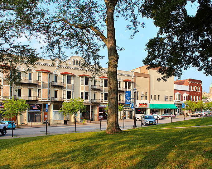 Mansfield's tree-lined downtown square offers a breath of fresh air &ndash; where benches invite you to sit and watch the world go by.