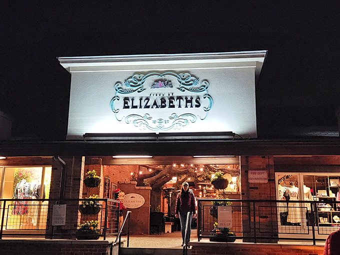 Elizabeth's elegant fa&ccedil;ade hints at pizza that's dressed up but still knows how to have a good time.