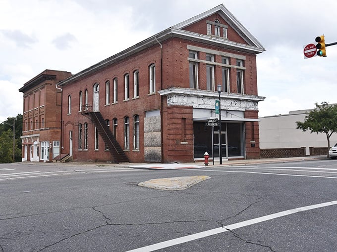 Rockingham's courthouse commands respect with its classical columns and imposing presence. Small town, grand architecture!