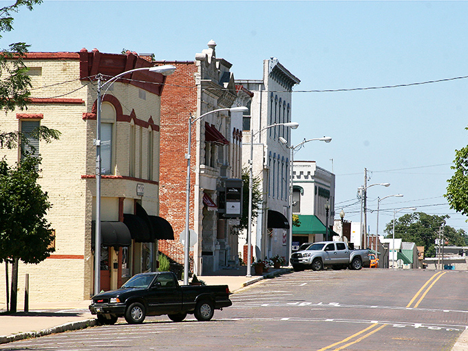 Rogers' brick-lined streets and historic buildings create a postcard-perfect setting for an affordable retirement adventure.