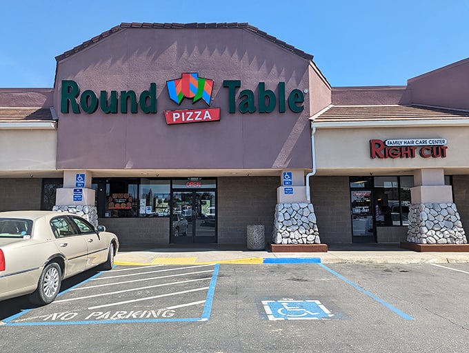Knights of the pizza round table, unite! This forest-adjacent location serves up slices fit for returning Yosemite adventurers.