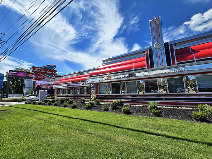 Sunliner Diner: Chrome gleaming in the Tennessee sunshine, this 1950s-style diner promises a burger experience straight out of American Graffiti.