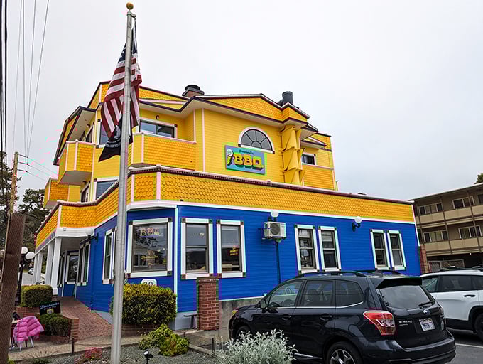 This cheerful blue and yellow combo brings sunshine to every plate of smoky goodness.