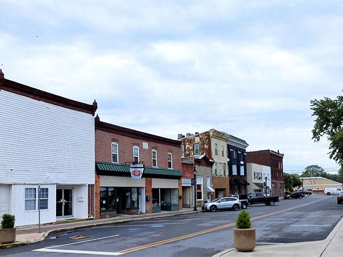 Straddling two states gives Delmar twice the charm at half the price. This little border town makes retirement dollars perform impressive stretching exercises!