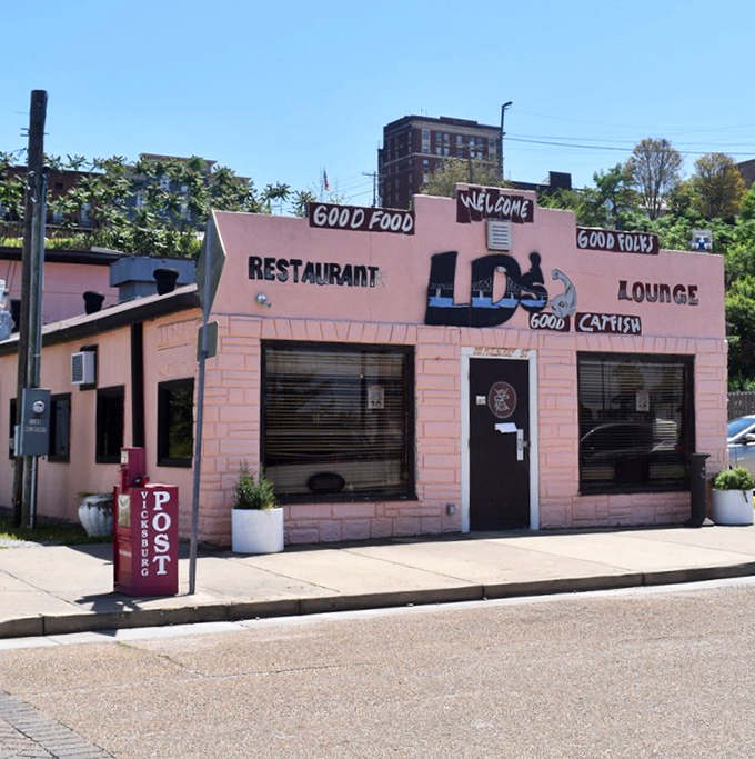Behind that welcoming facade lies serious pizza craftsmanship disguised as neighborhood comfort food perfection.