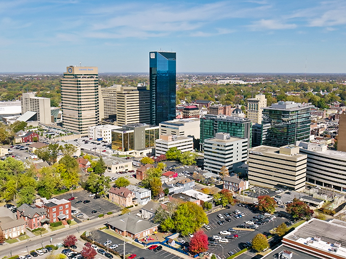 The sprawling campus and cityscape of Lexington - where certain neighborhoods offer big-city amenities with small-town price tags. Best of both worlds!