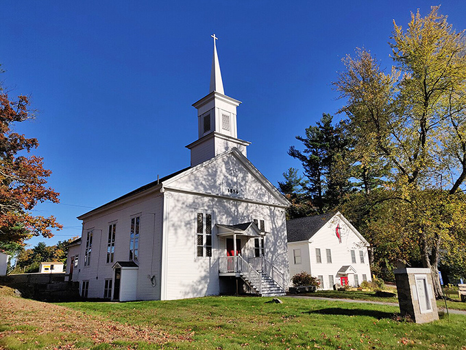 This pristine white church epitomizes Londonderry's New England character. Sunday mornings here probably haven't changed much in two centuries!