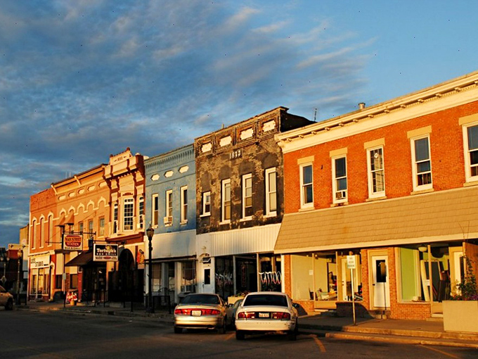 The New Orleans mural brightens Mendota's streetscape, bringing a touch of the Big Easy without the big-city price tag.