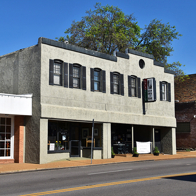Downtown charm frames foldable slice perfection - Racanelli's brings Big Apple authenticity to Missouri's heartland beautifully.