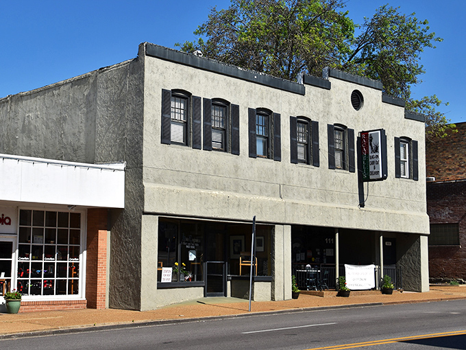 Those black shutters frame a stucco canvas where pizza artistry happens daily &ndash; no subway ride required.
