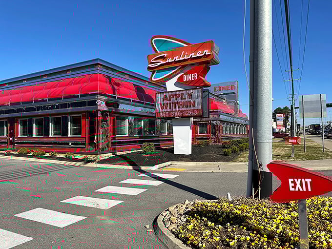 Sunliner Diner: The retro sign beckons like a time machine &ndash; one that transports you to an era when burgers were an art form.