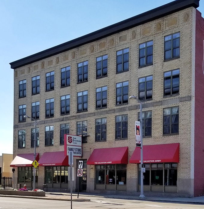 History houses bargains! This impressive multi-story building stands as a monument to second-hand shopping possibilities.