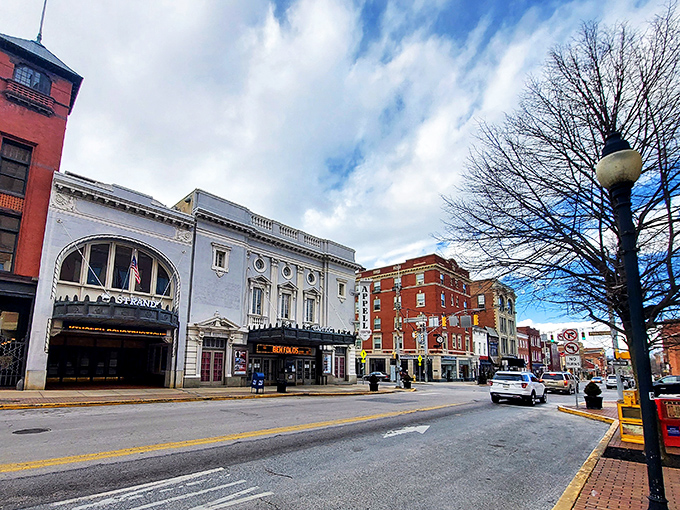 The streets of York offer glimpses of America's early days with well-preserved buildings and unexpected beauty. Where the past meets perfect photo ops!