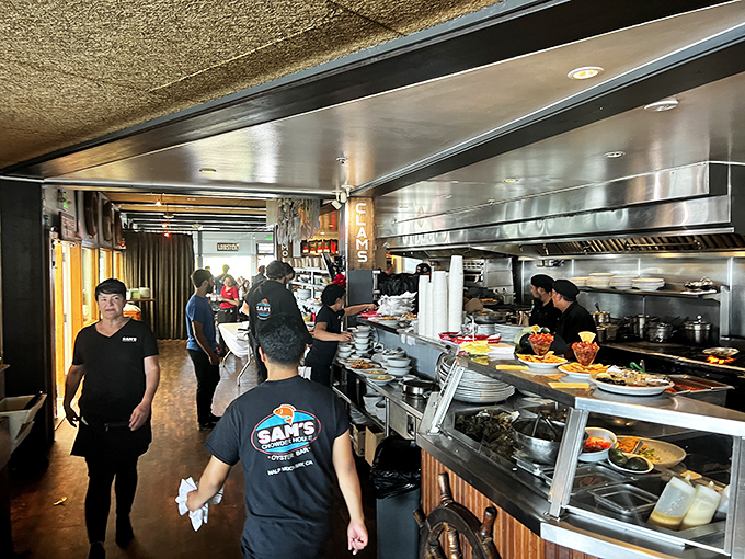 Kitchen choreography at its finest. Like watching a seafood ballet where every pirouette ends with something delicious on your plate.