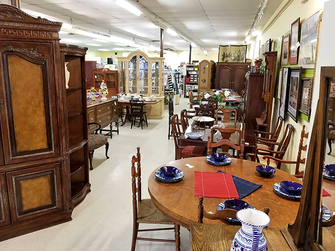 Dining sets arranged with care invite you to imagine Sunday dinners and holiday gatherings around tables that have already hosted countless memories.