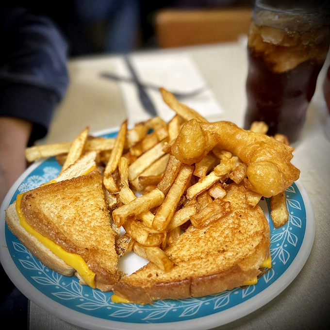 Even the grilled cheese gets the royal treatment. When a place masters frying, everything they touch turns to golden, crispy perfection.