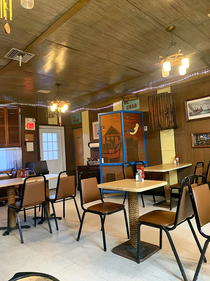 Rope-wrapped table bases and wood-paneled walls create that "captain's quarters" vibe&mdash;casual enough for families, authentic enough for seafood purists.