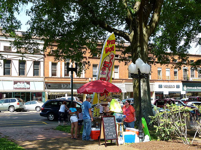 Uncle Billy's Downtown Eatery promises the kind of home cooking that makes you want to hug the chef and steal their recipes simultaneously. 